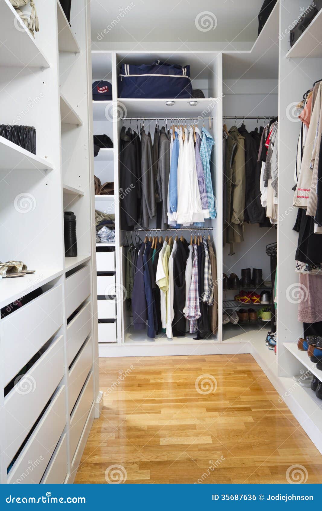 Promenade Moderne Dans La Verticale De Garde-robe Photo stock - Image ...