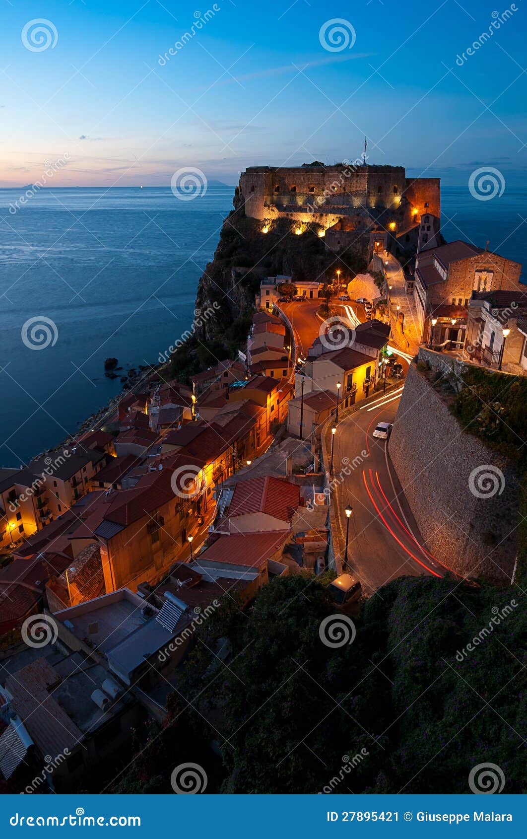 Promontoire de Scylla. image stock. Image du remparts - 27895421