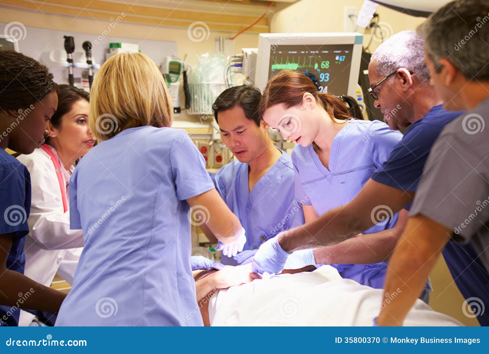 Pronto Soccorso Medico Di Team Working on Patient in Fotografia Stock ...