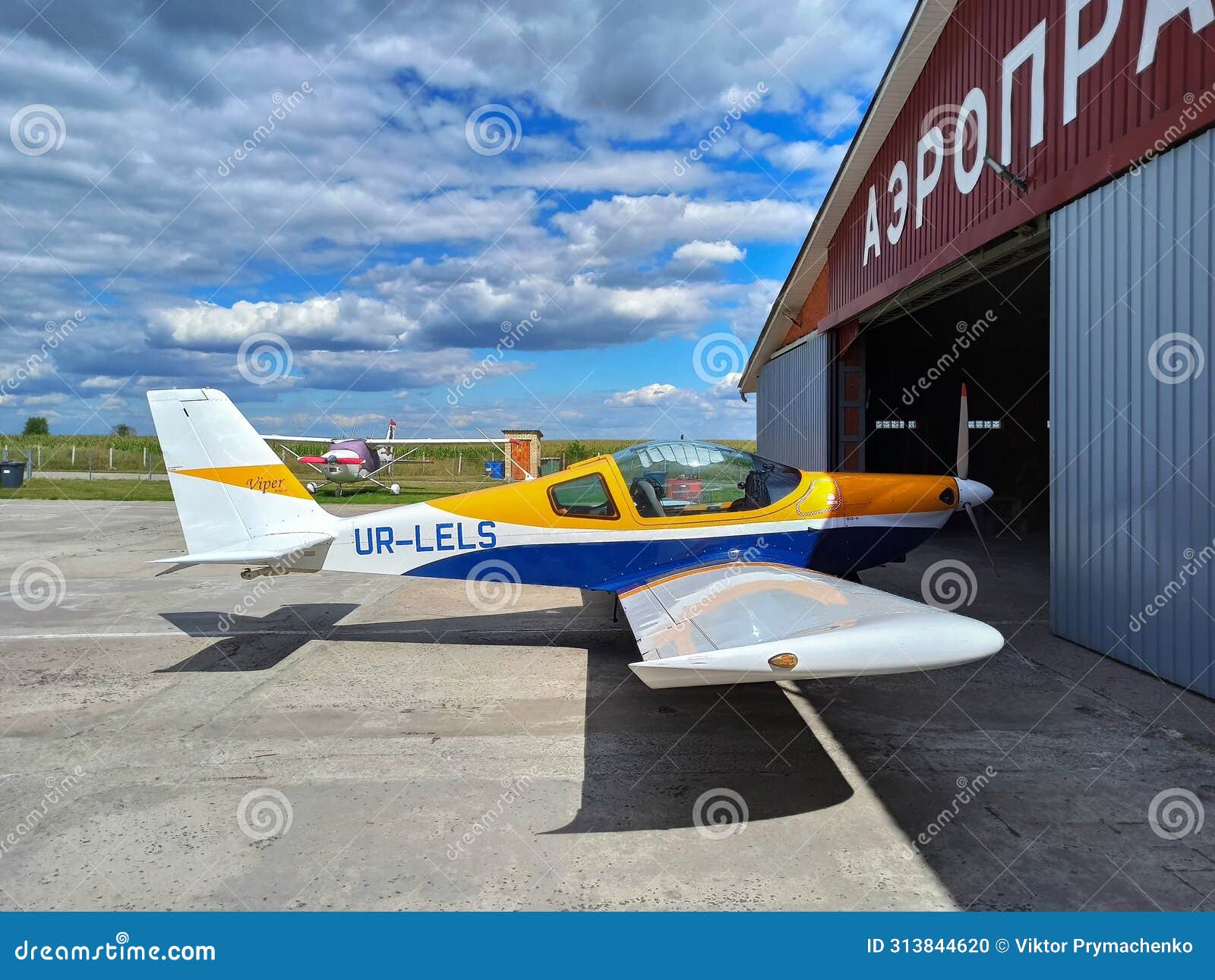 Propeller Plane Tomark Viper SD-4 Editorial Image - Image of private ...