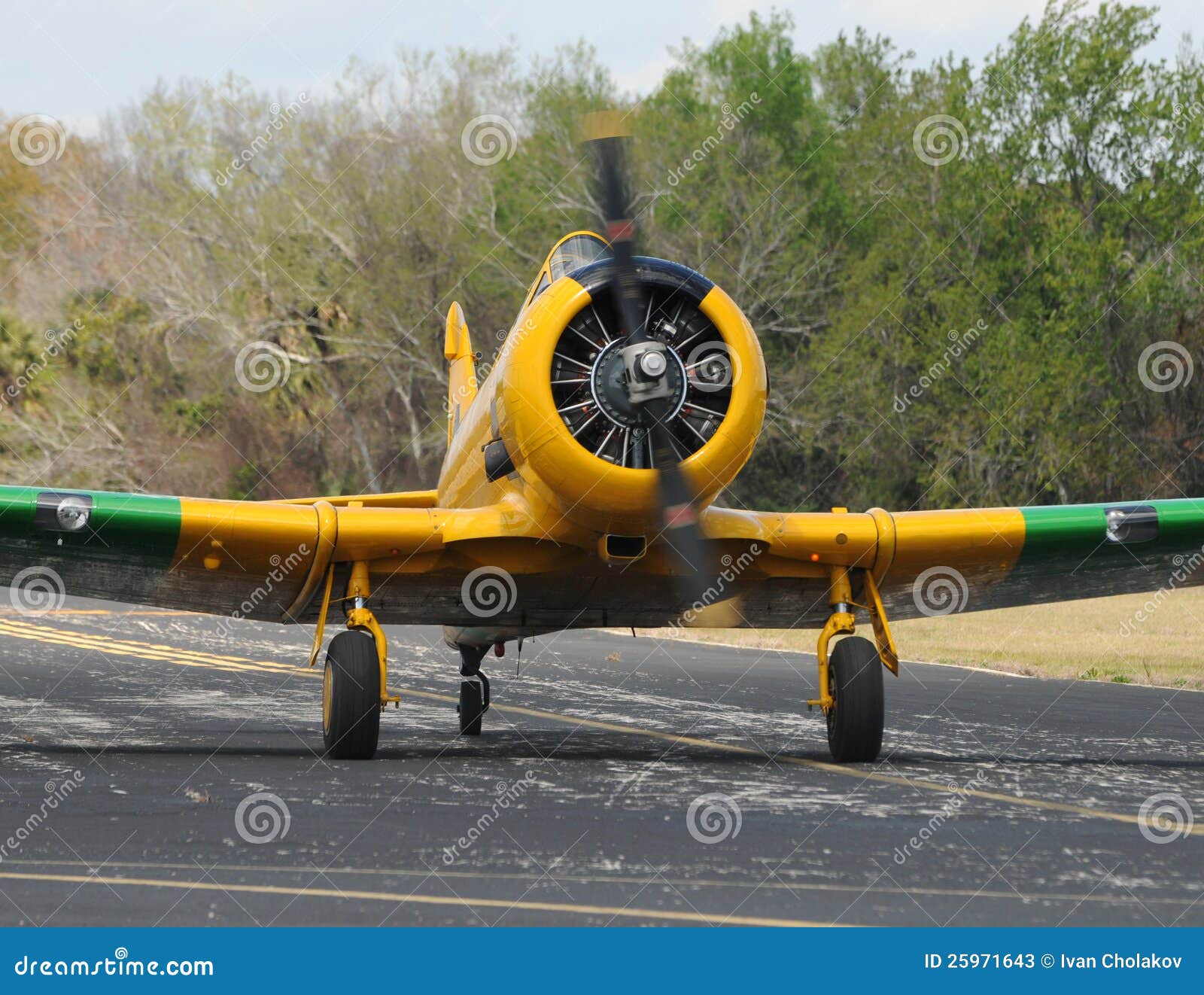 Propellerflugzeug stockbild. Bild von frontseite, flughafen - 25971643