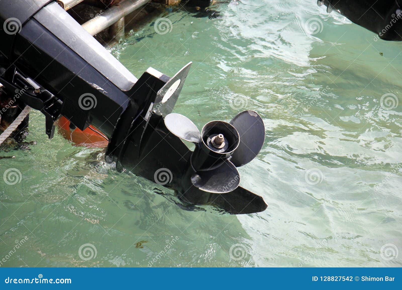 Propulseur Avec Un Moteur Sur Le Bateau Photo stock - Image du tourisme ...