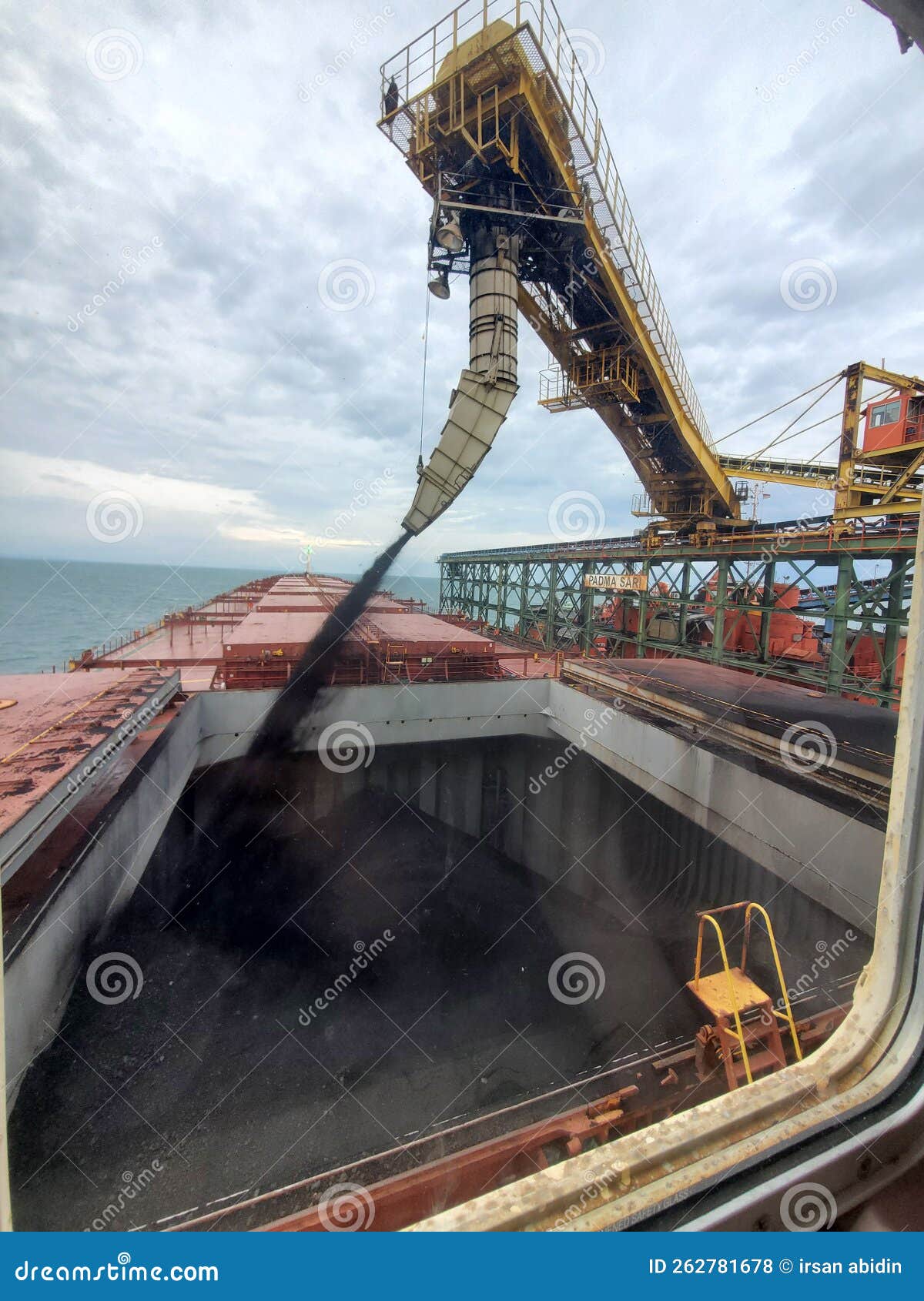 Proses Loading Cargo Coal in Ships Stock Photo - Image of loading, coal: 262781678