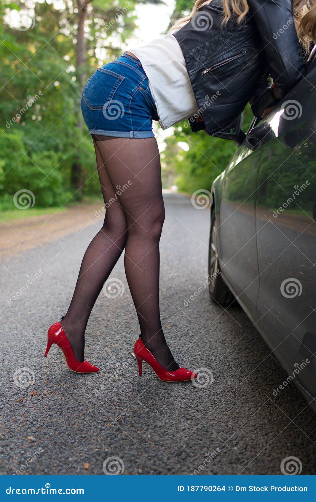 Prostituta Feminina Flertando. Foto de Stock - Imagem de burro, desejo ...