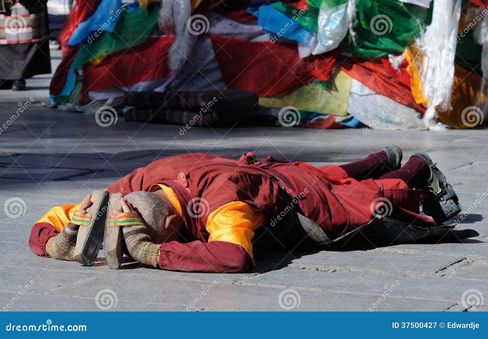 Prostrating monk 2 editorial photography. Image of prayer - 37500427