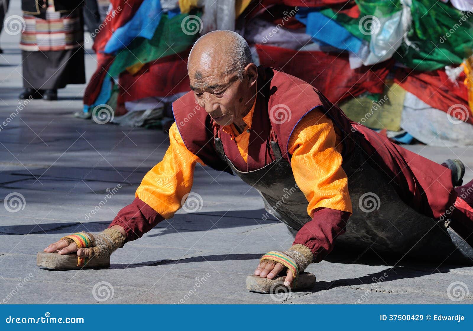 Prostrating monk 3 editorial stock image. Image of tibetan - 37500429
