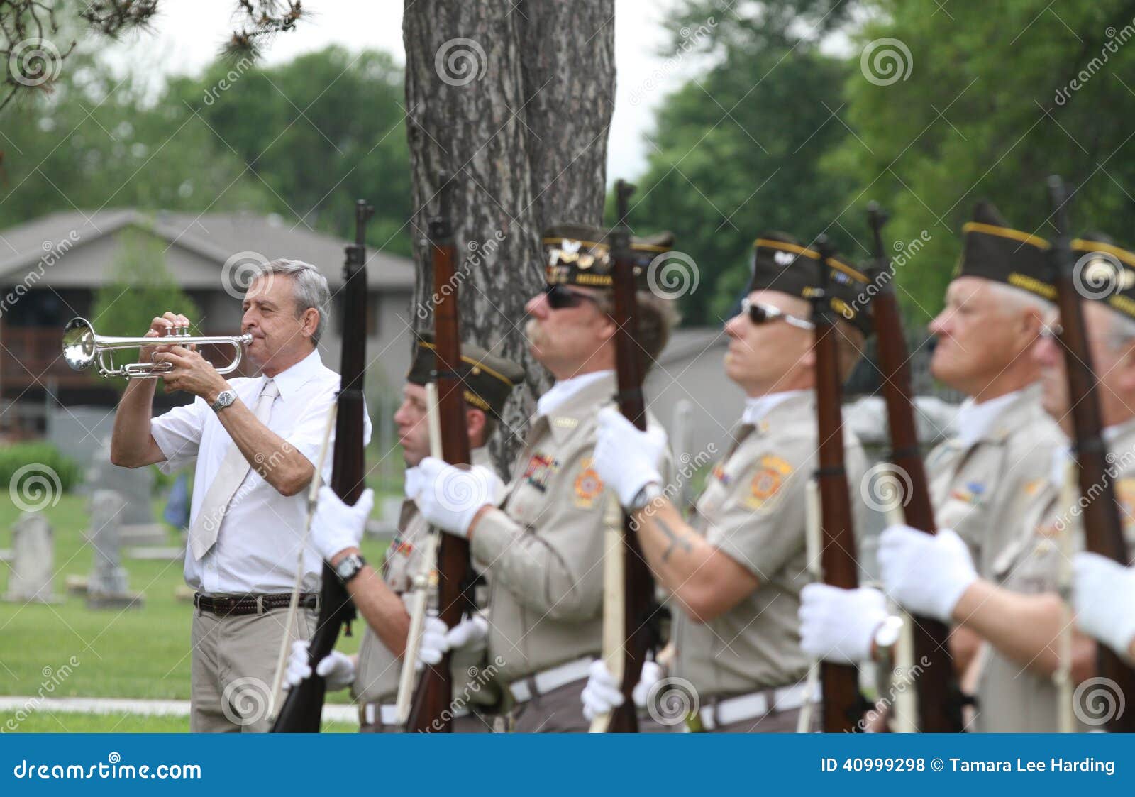 Protetor De Cor Veterans No Uniforme Com Corneteiro Das Torneiras Foto ...