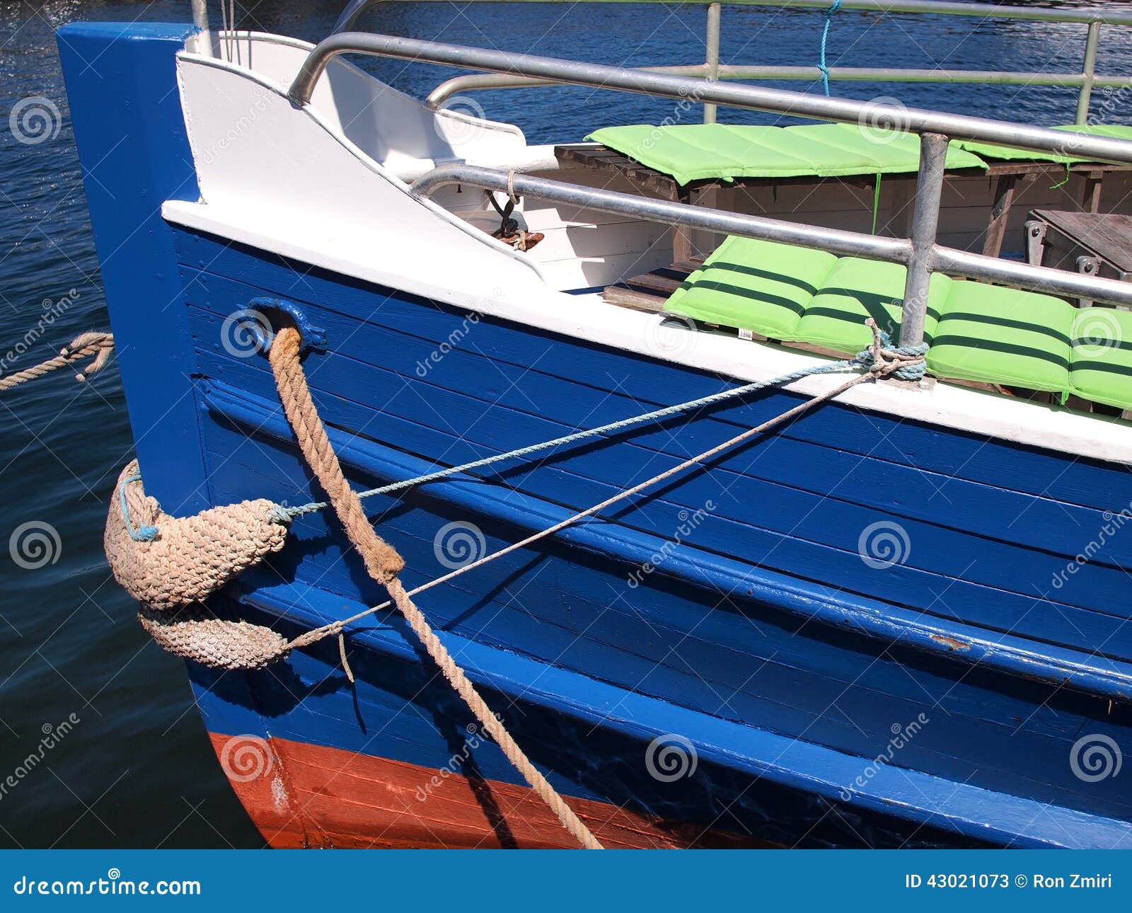 Proue D'un Bateau En Bois De Visite Image stock - Image du luxe ...