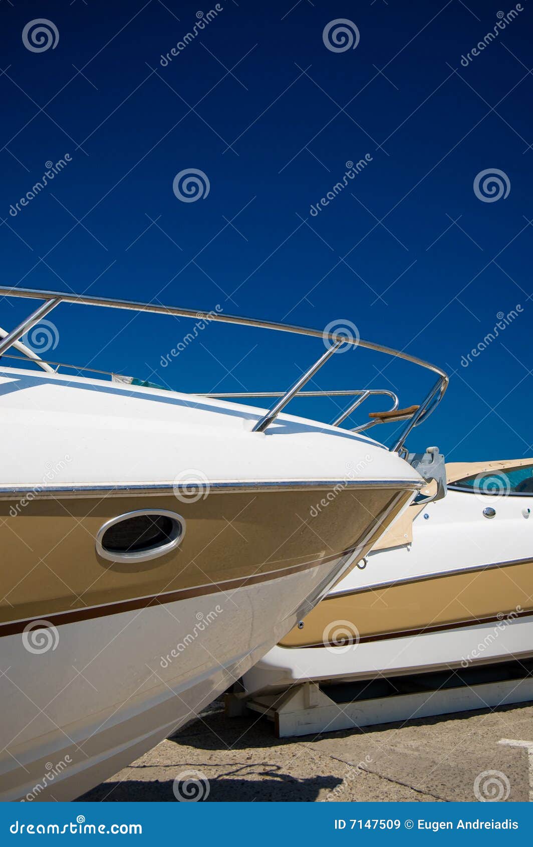 Proue de yacht image stock. Image du ciel, loisirs, pouvoir - 7147509