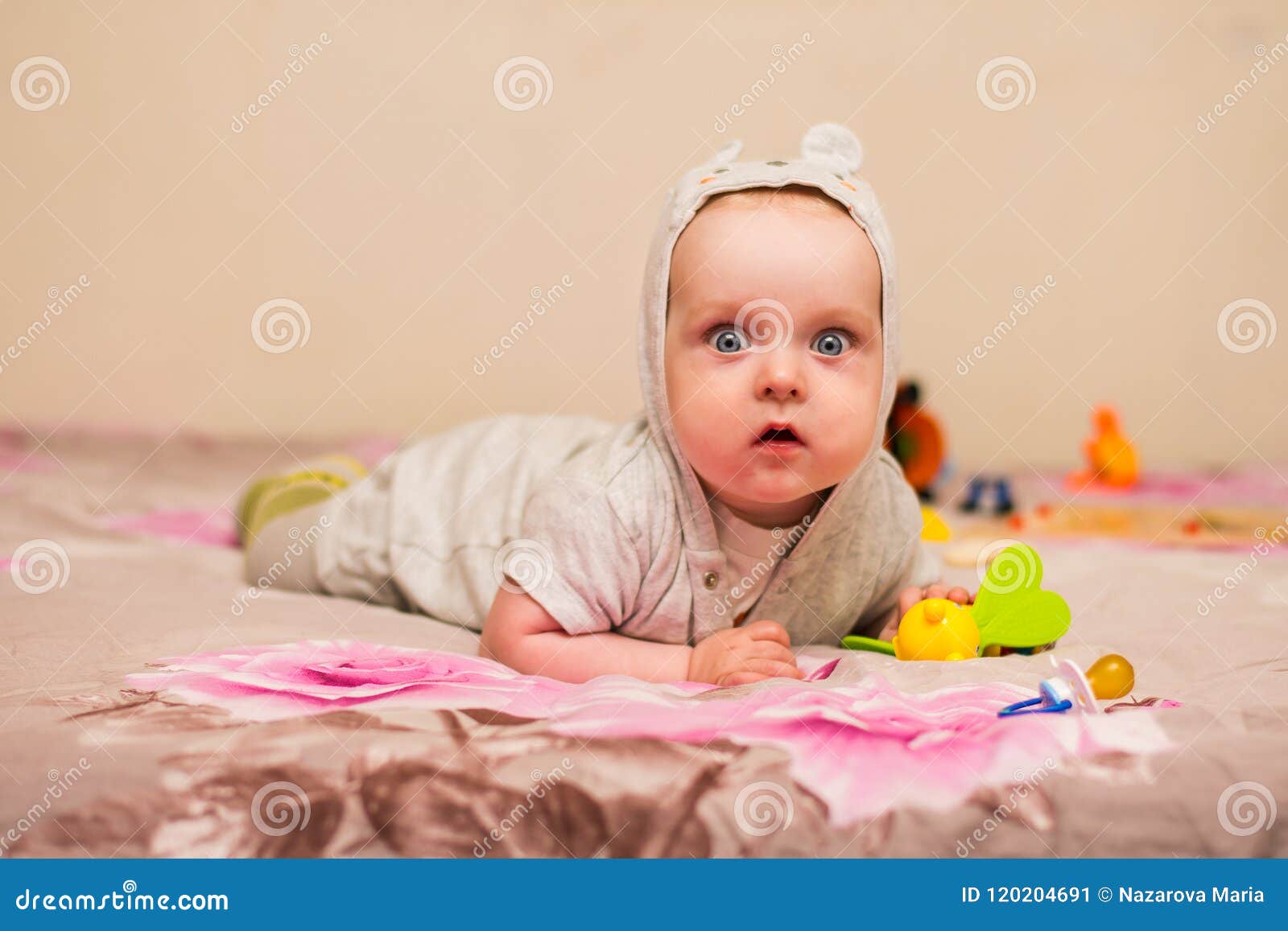 Prove Del Bambino Da Strisciare Immagine Stock - Immagine di pubblicità ...