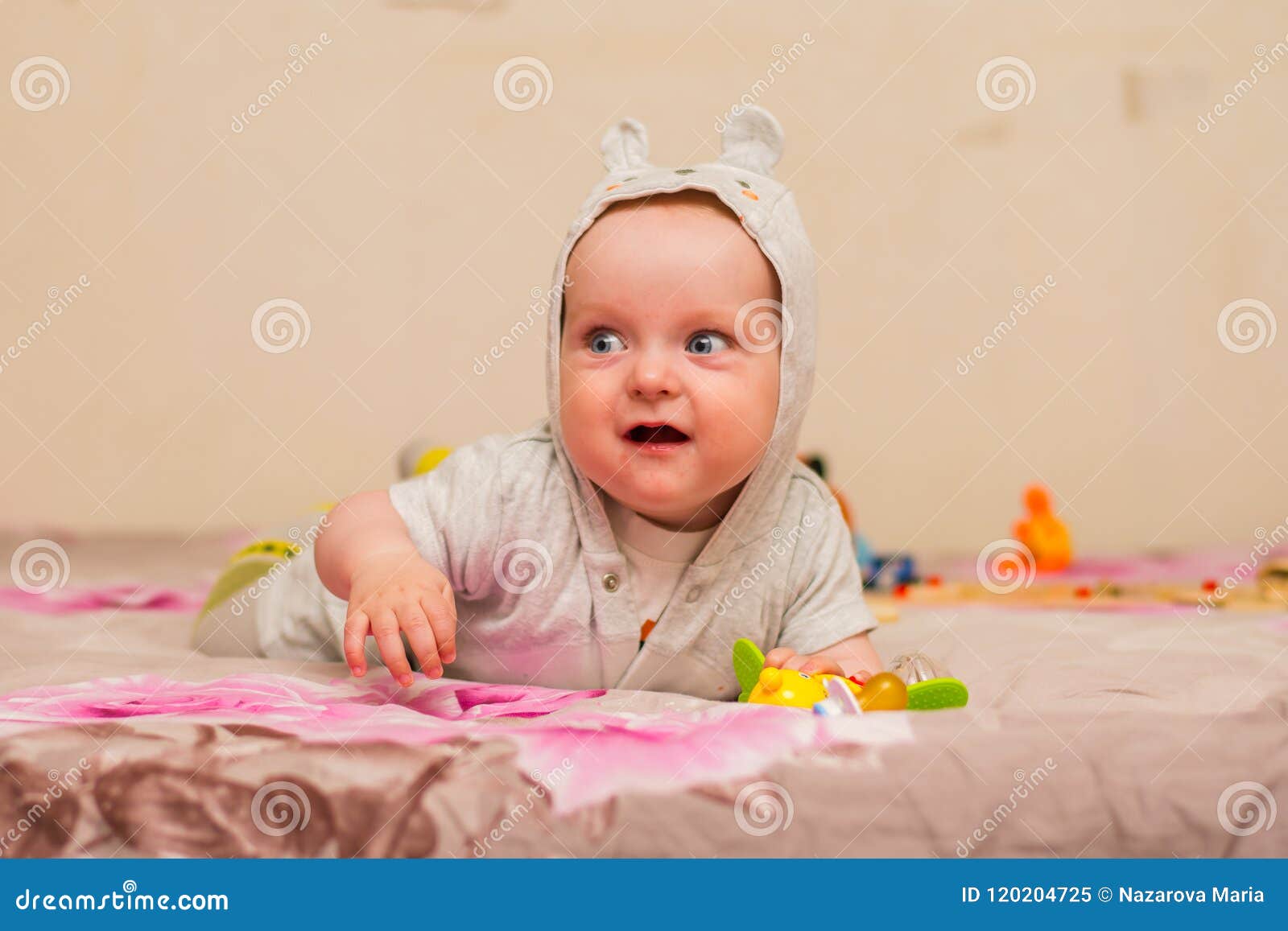 Prove Del Bambino Da Strisciare Immagine Stock - Immagine di seno ...