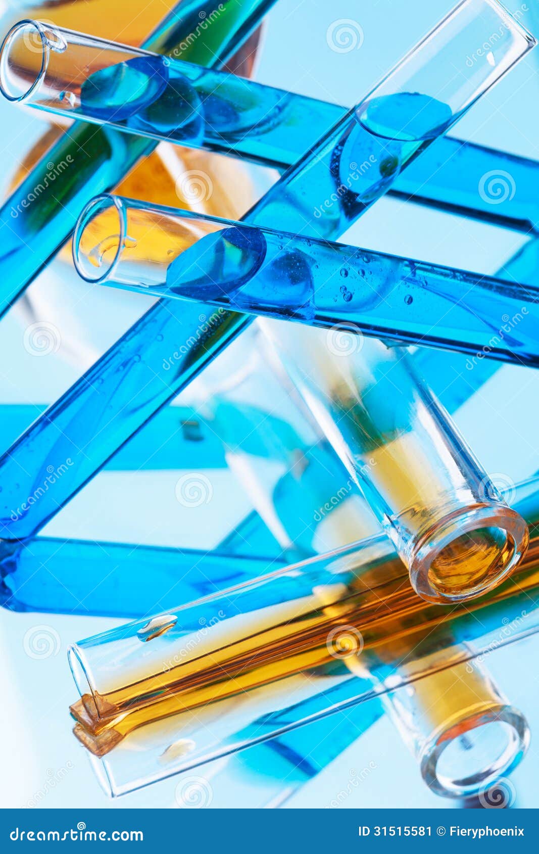 Provette Con Liquido Colorato (giallo E Blu) Sulla B Blu-chiaro ...