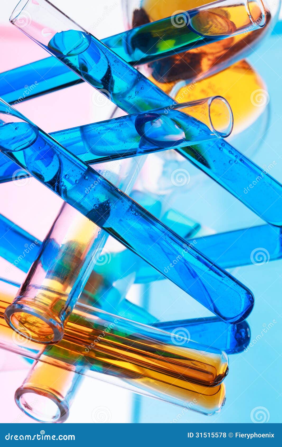 Provette Con Liquido Colorato (giallo E Blu) Sulla a Rosa-chiaro ...