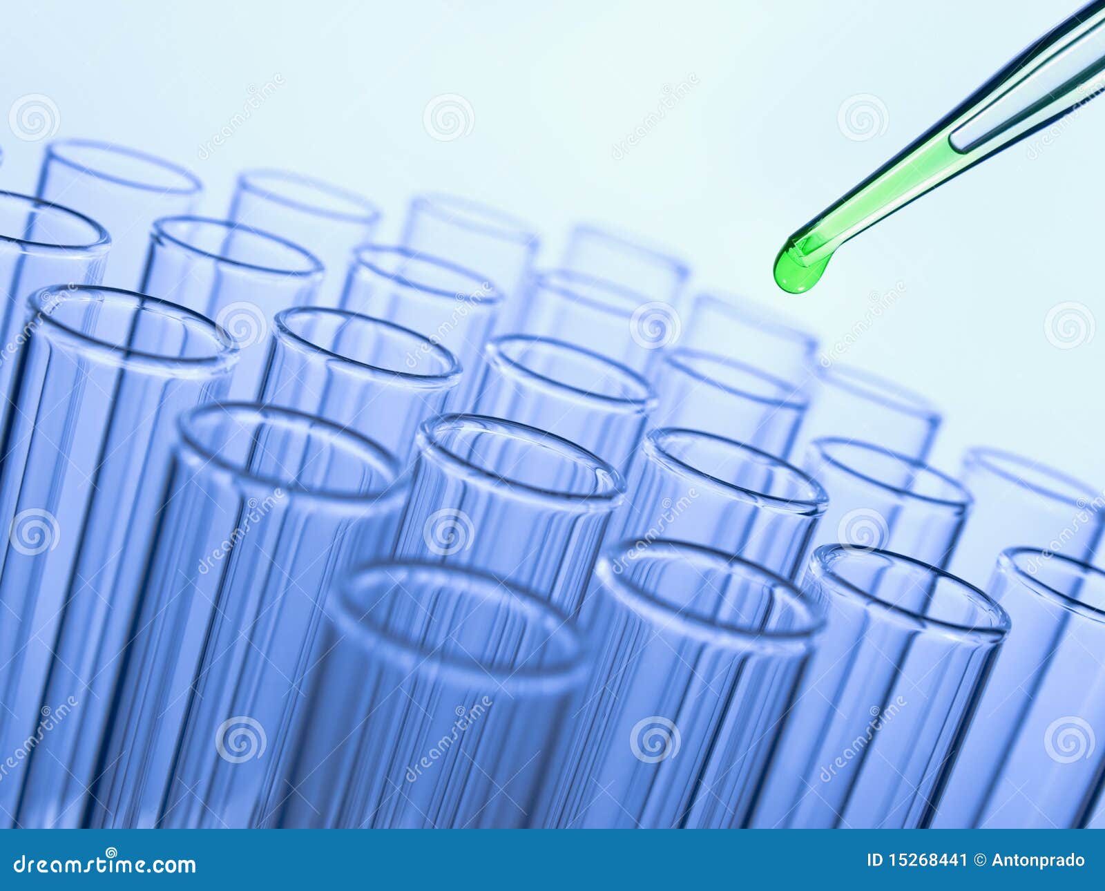 Provette e pipetta immagine stock. Immagine di fotographia - 15268441