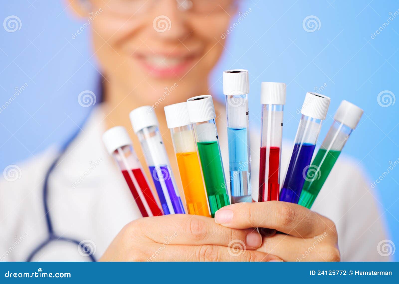 Provette Multicolori Mediche Con Il Campione Fluido Fotografia Stock ...