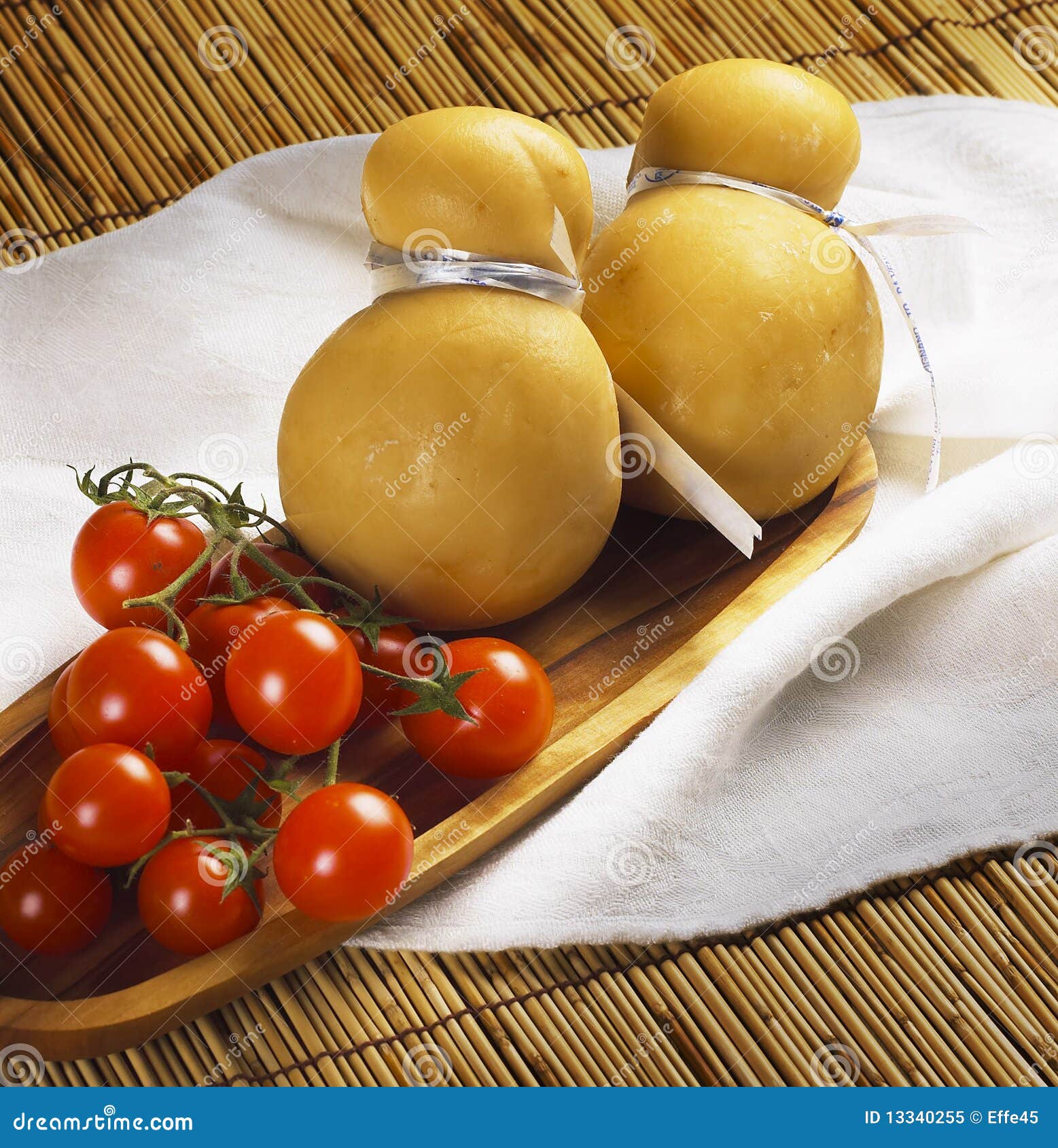 Provola italien de fromage image stock. Image du tomates - 13340255