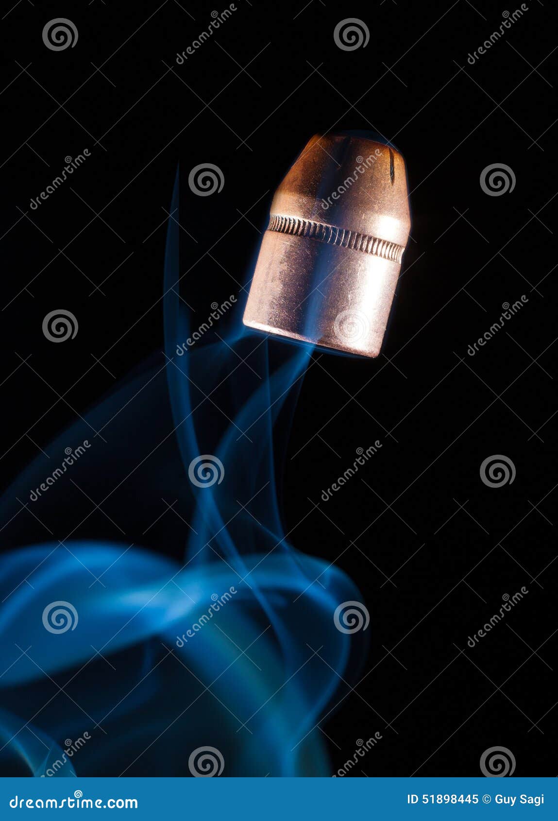 Proyectil lanzado imagen de archivo. Imagen de vuelo - 51898445