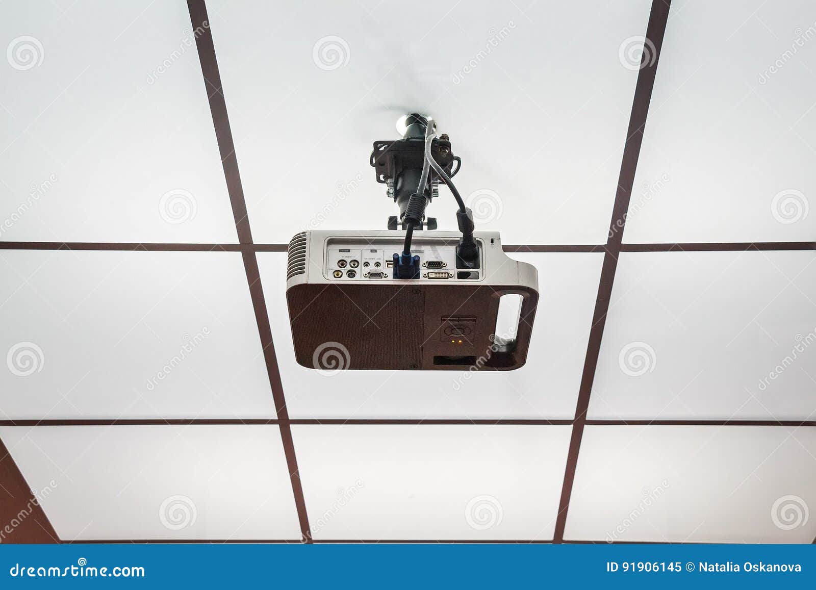 Proyector Instalado En El Techo Imagen de archivo - Imagen de conducido ...