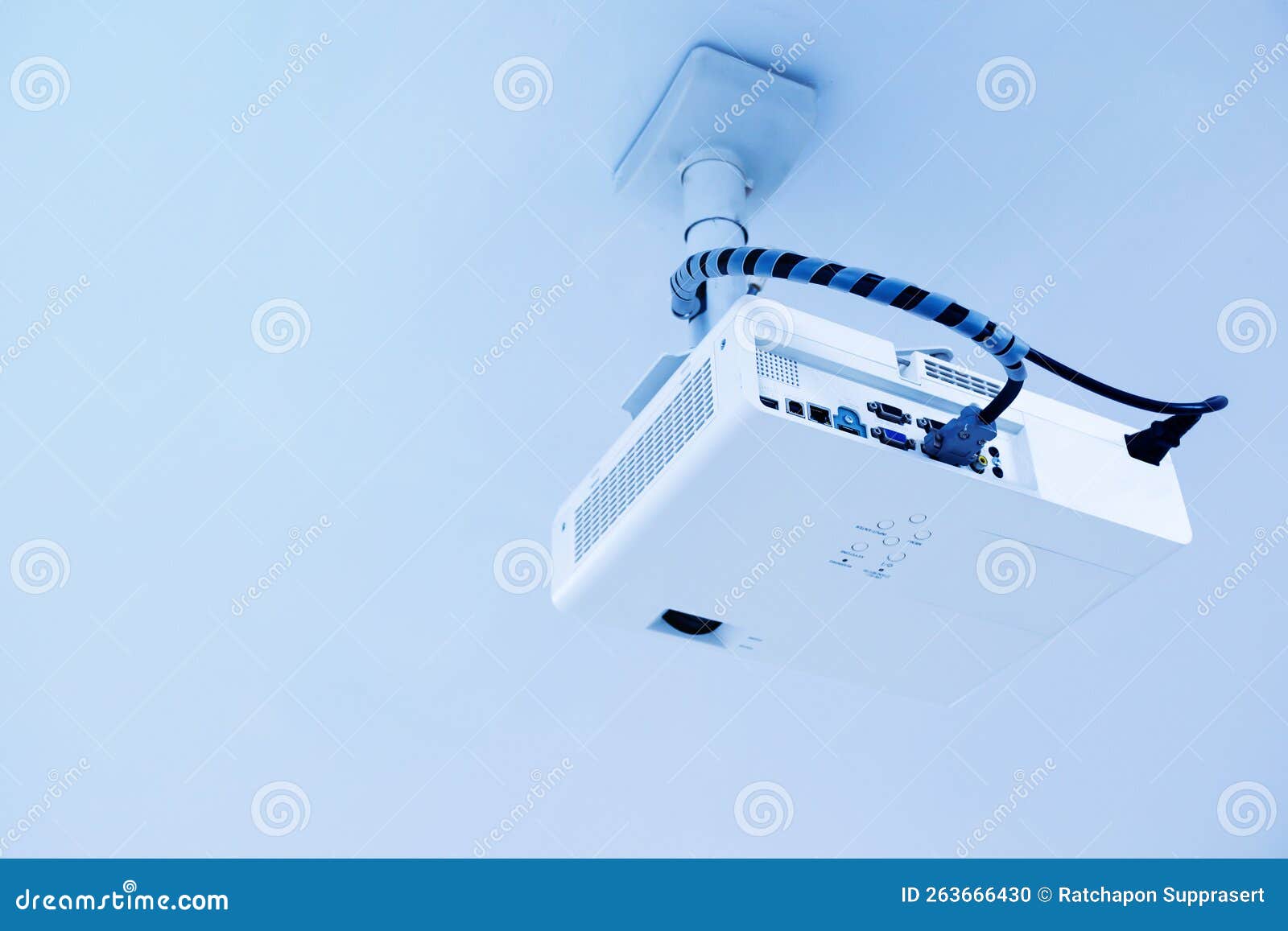 Proyector Multimedia Instalado En El Techo Foto de archivo - Imagen de ...