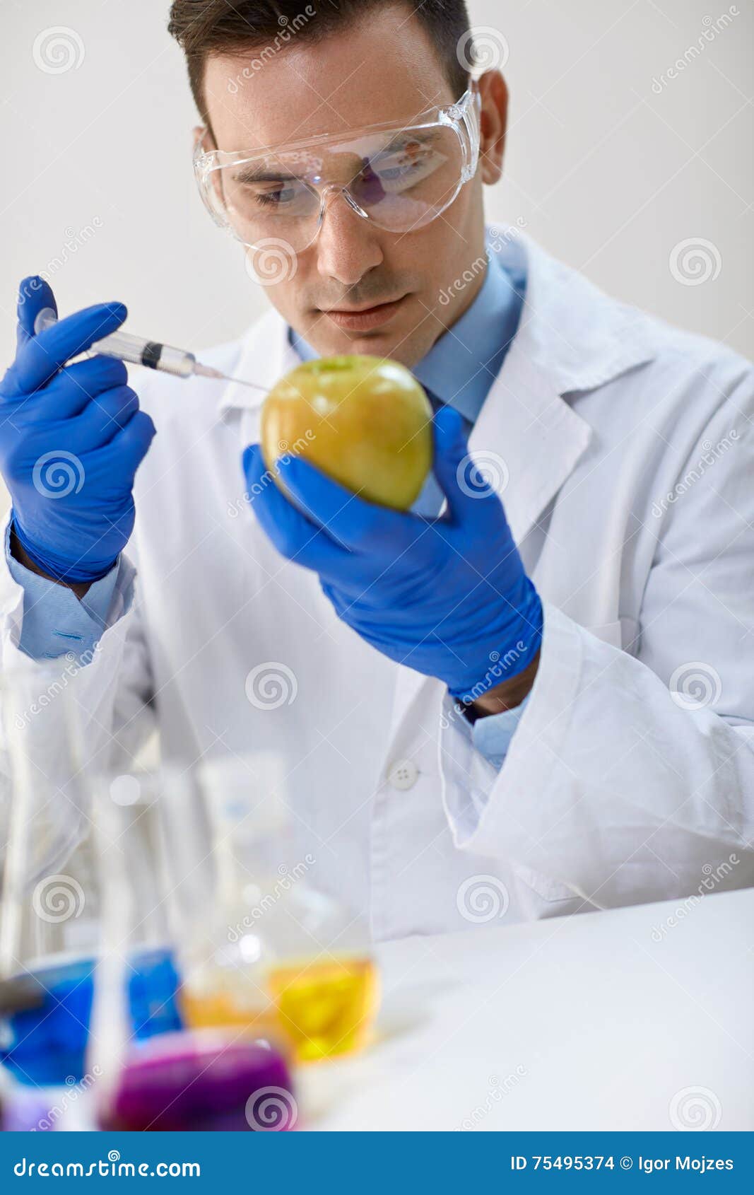 Prueba De La Comida En El Laboratorio Foto de archivo - Imagen de ...