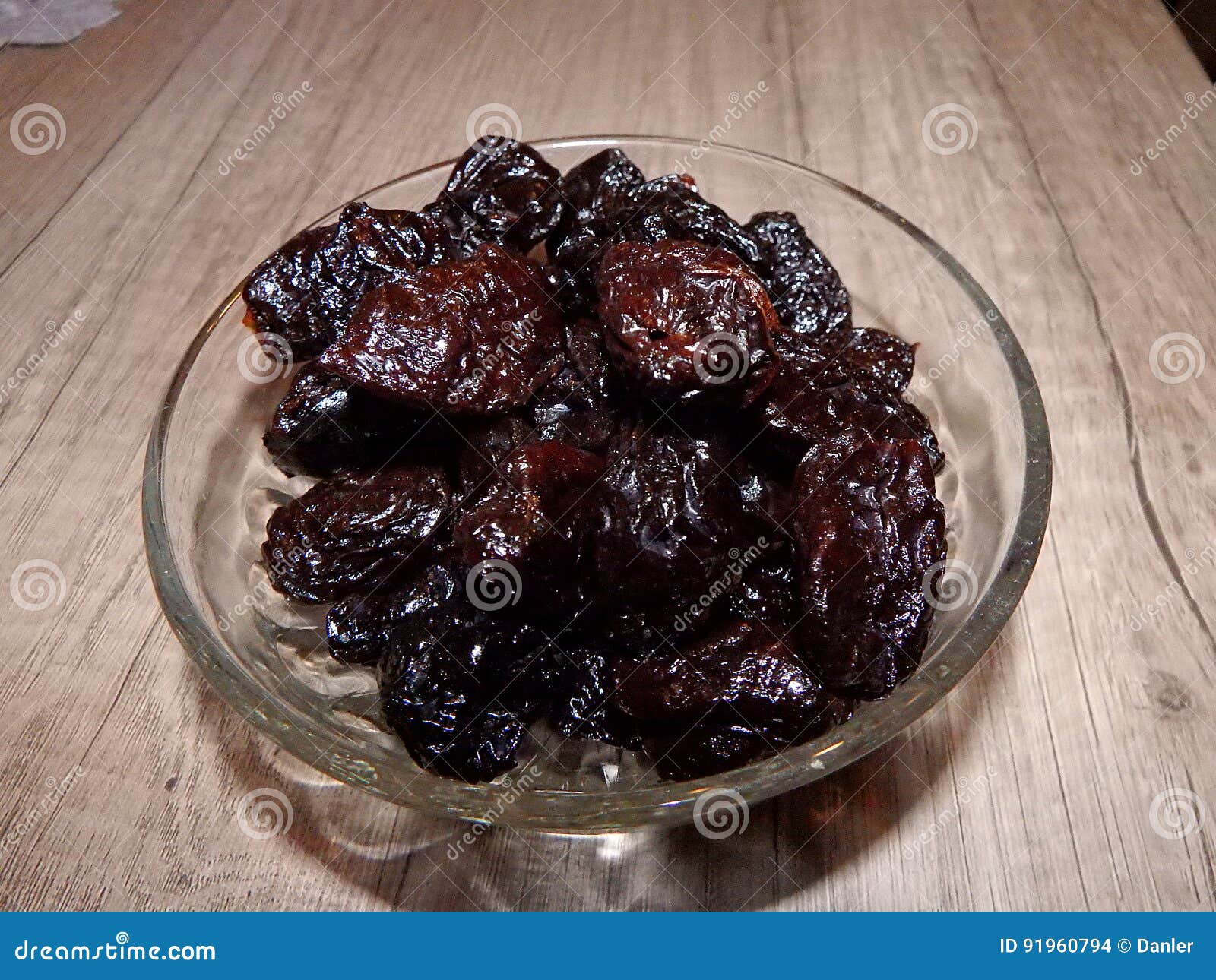 Prugne Secche in Una Ciotola Fotografia Stock - Immagine di dietetico ...