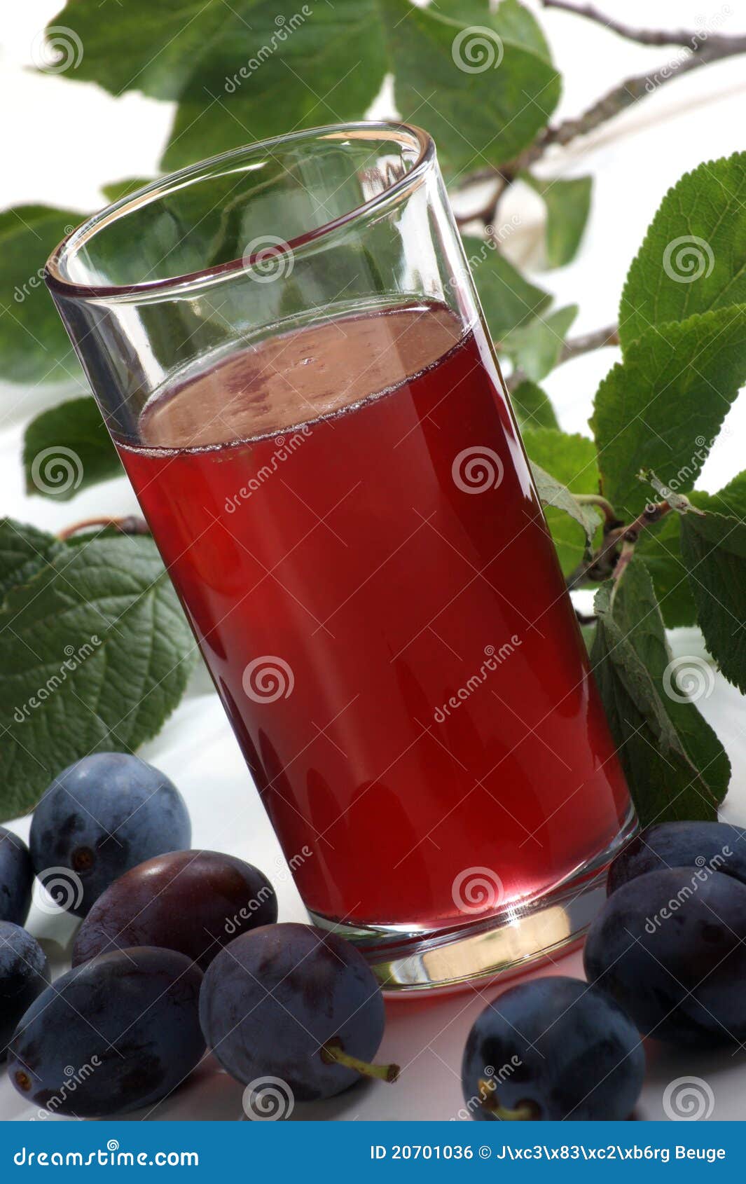 Pruim sap in een glas stock foto. Image of pruim, snoep - 20701036