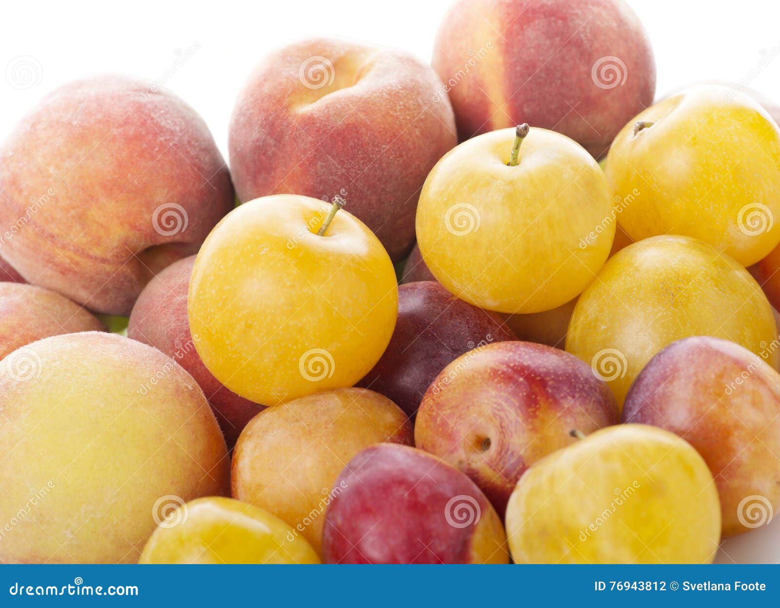 Pruimen en perziken stock foto. Image of pruim, rood - 76943812