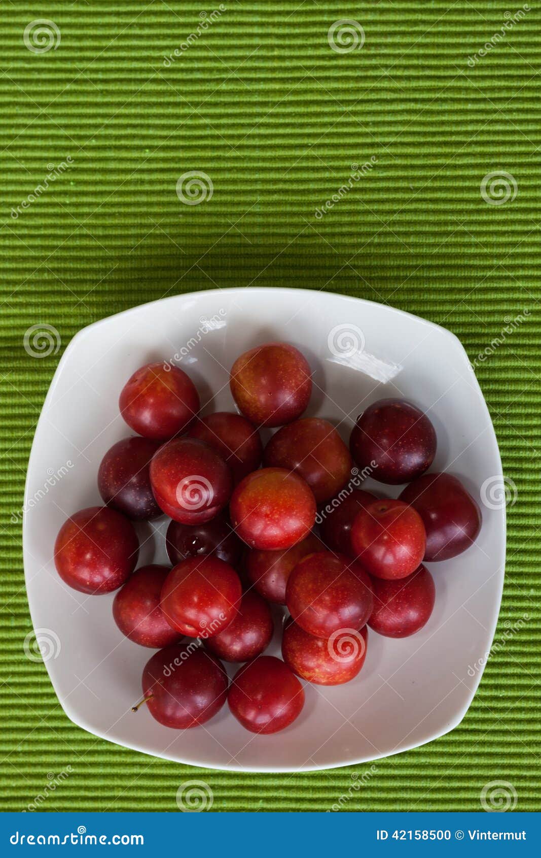 Pruimen op een plaat stock foto. Image of plaat, rood - 42158500