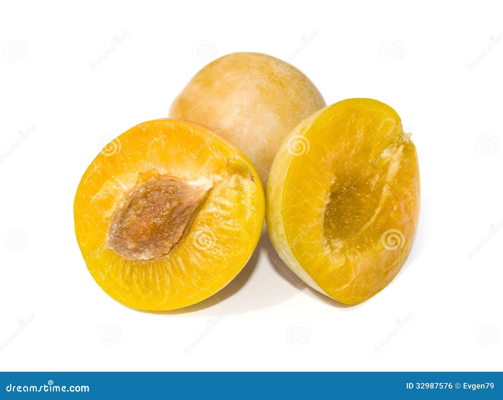 Prune Blanche Sur Un Fond Blanc 3 Photo stock - Image du fermer ...