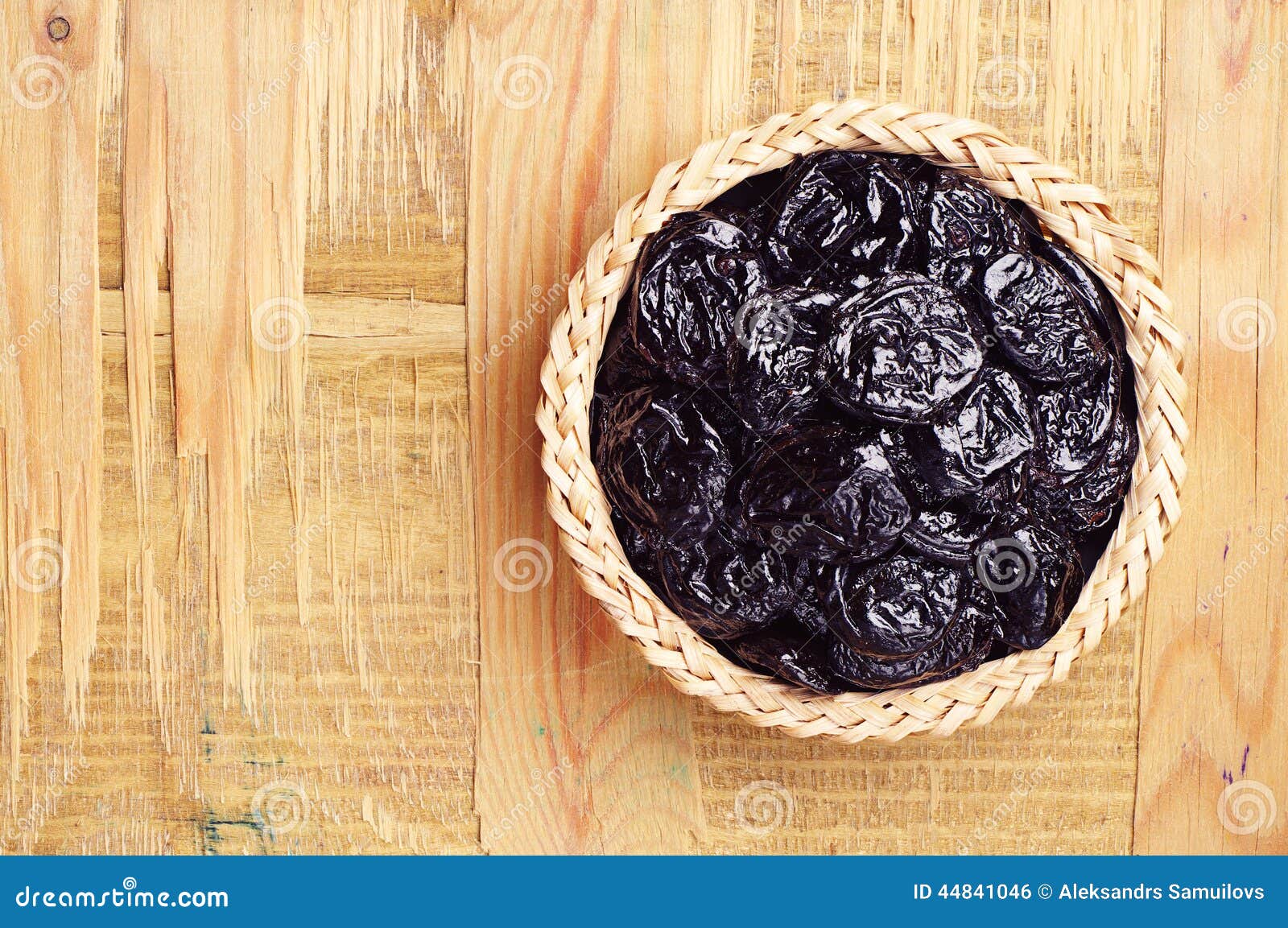 Prune Sèche Dans La Cuvette En Osier Photo stock - Image du fond, doux ...