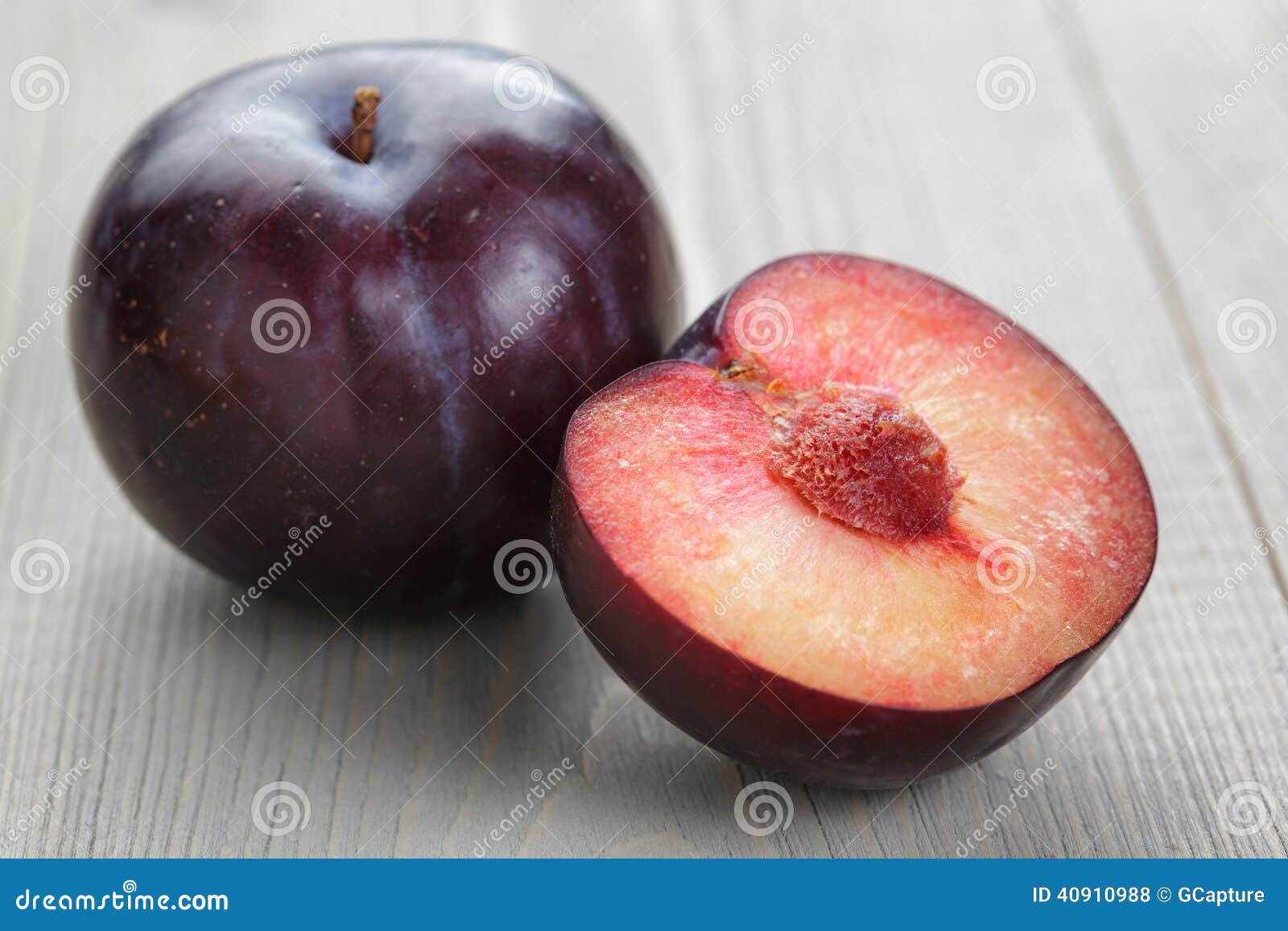 Prunes Noires Sur La Table Rustique Photo stock - Image du nutrition ...