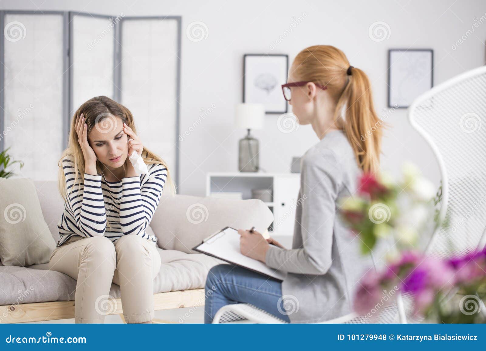 Psychiater Die Vrouw Proberen Te Helpen Stock Foto - Image of analyse ...