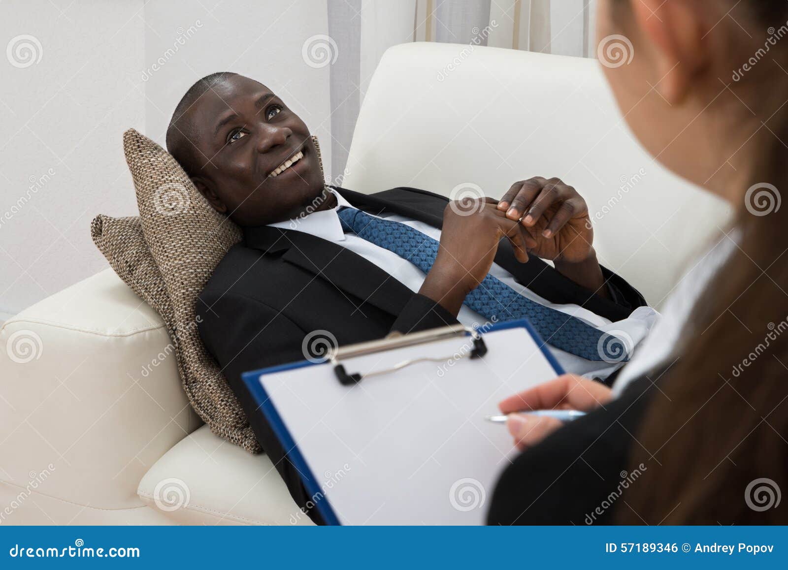 Psychiater Making Notes in Front of Patient Stockfoto - Bild von leute ...