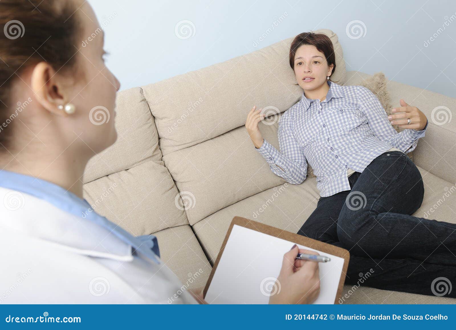 Psychologe Oder Psychiater Mit Patienten Stockfoto - Bild von ...
