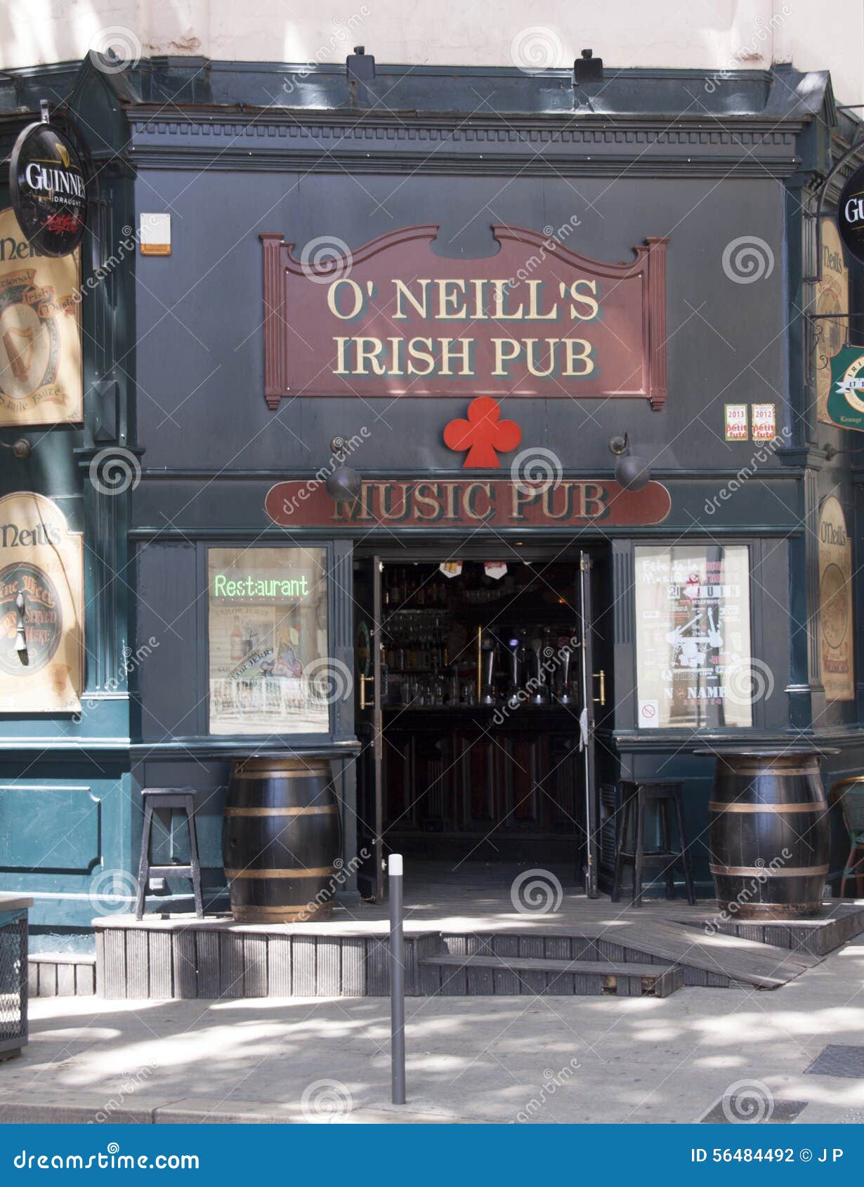 Pub irlandais photographie éditorial. Image du irlande - 56484492