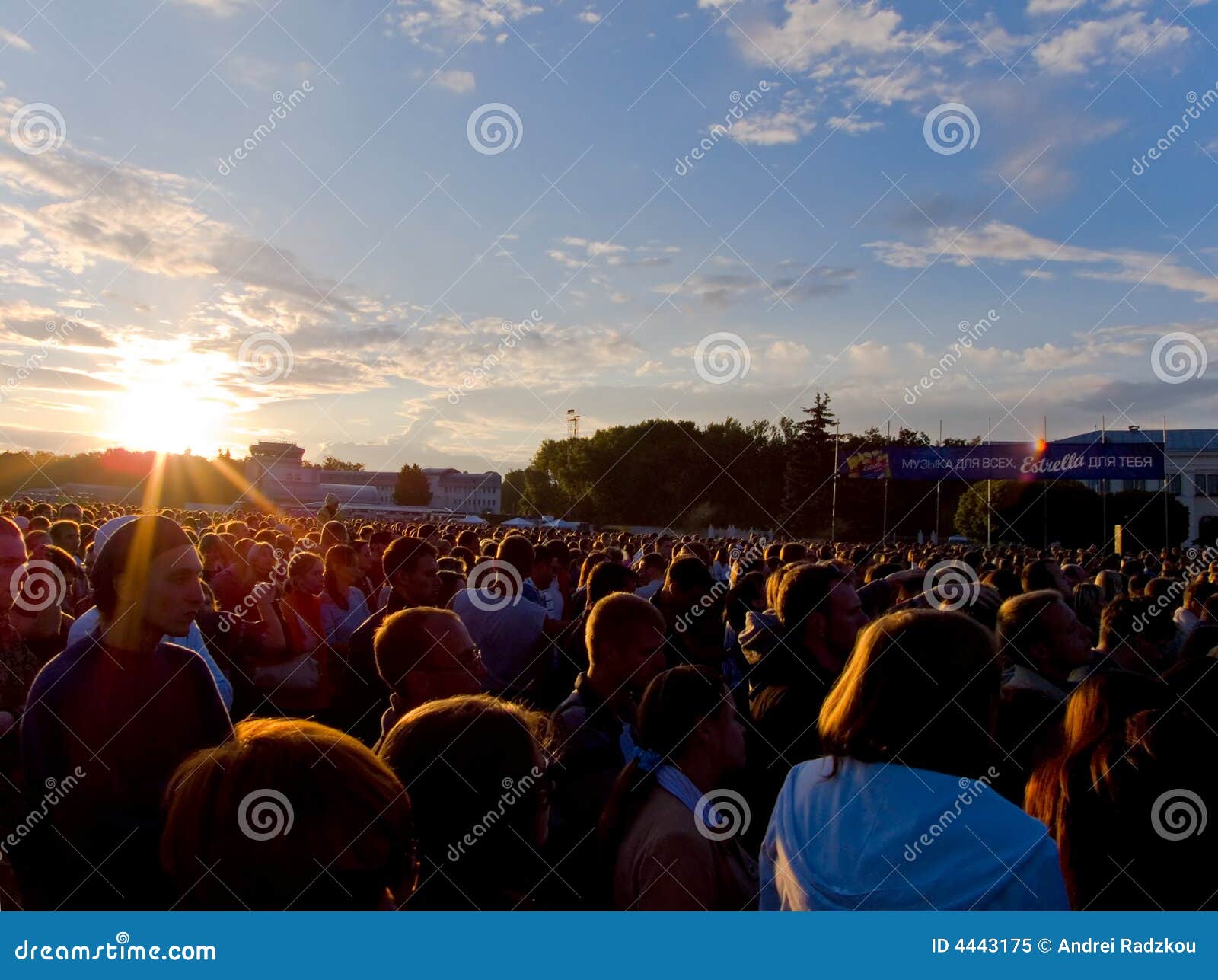 Public at a concert editorial image. Image of rock, sunlight - 4443175
