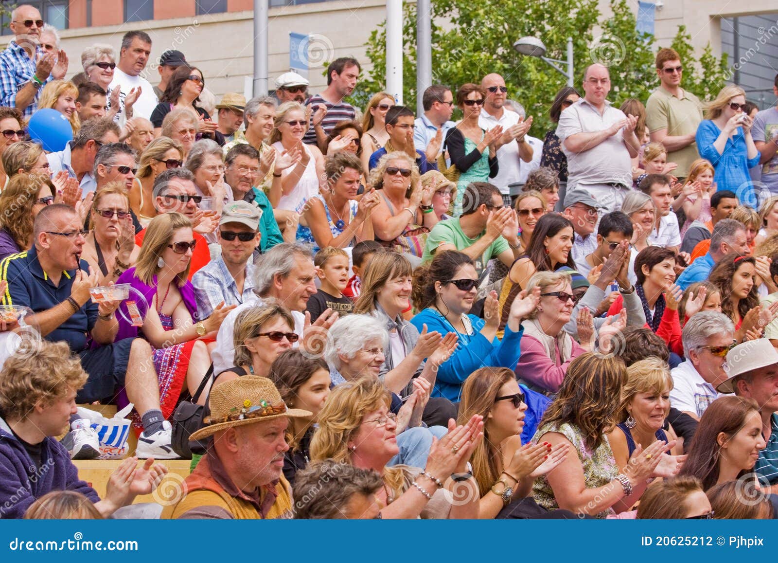 Publikums-Applaus redaktionelles stockfotografie. Bild von querneigung ...