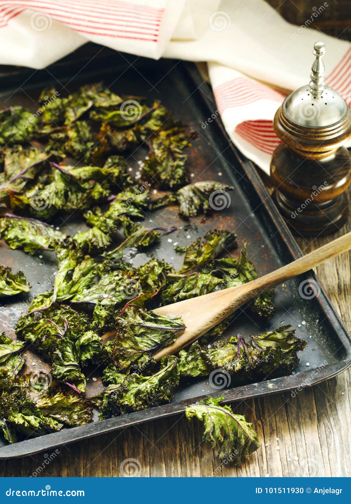 Puces De Chou Frisé Avec Du Sel De Mer Photo stock - Image du organique ...