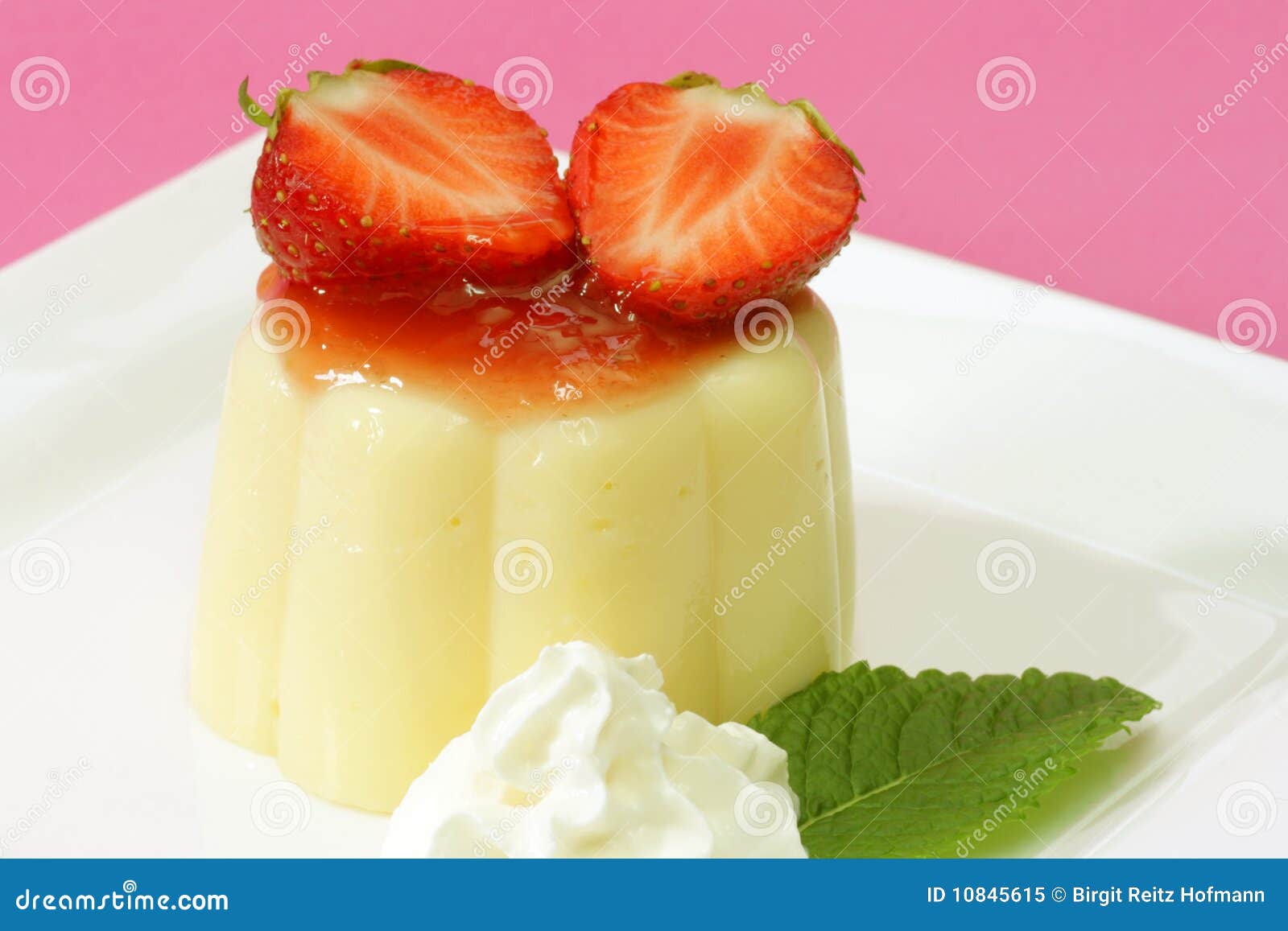 Pudding de vanille image stock. Image du corinthe, jaune - 10845615