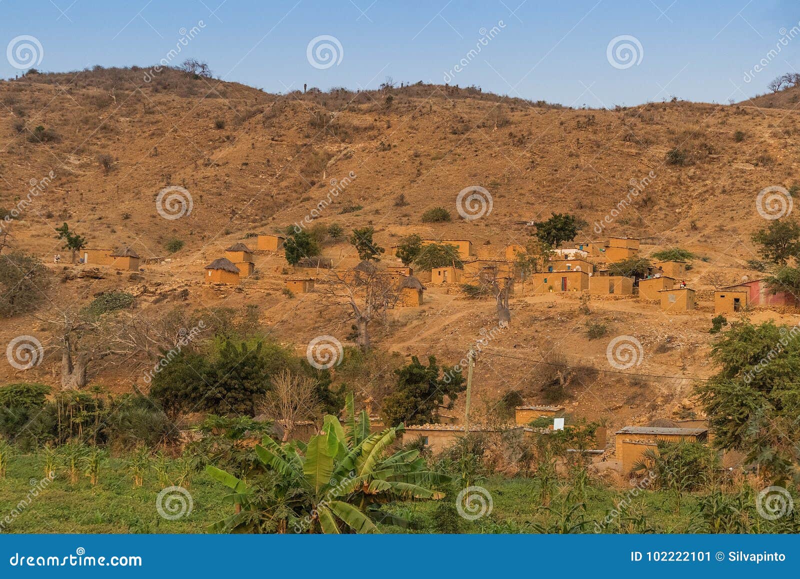 Pueblo Africano En Sumbe Angola Imagen de archivo - Imagen de edificios ...