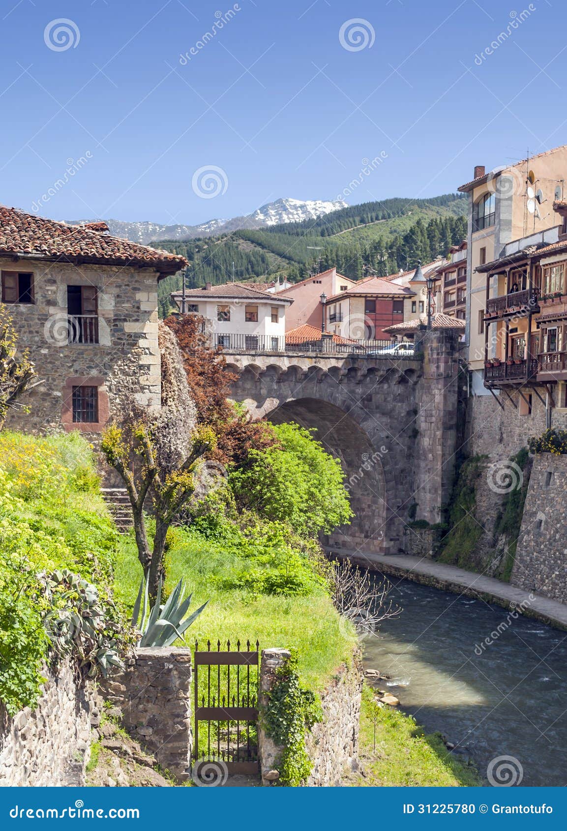 Pueblo de Potes con el río foto de archivo. Imagen de puente - 31225780