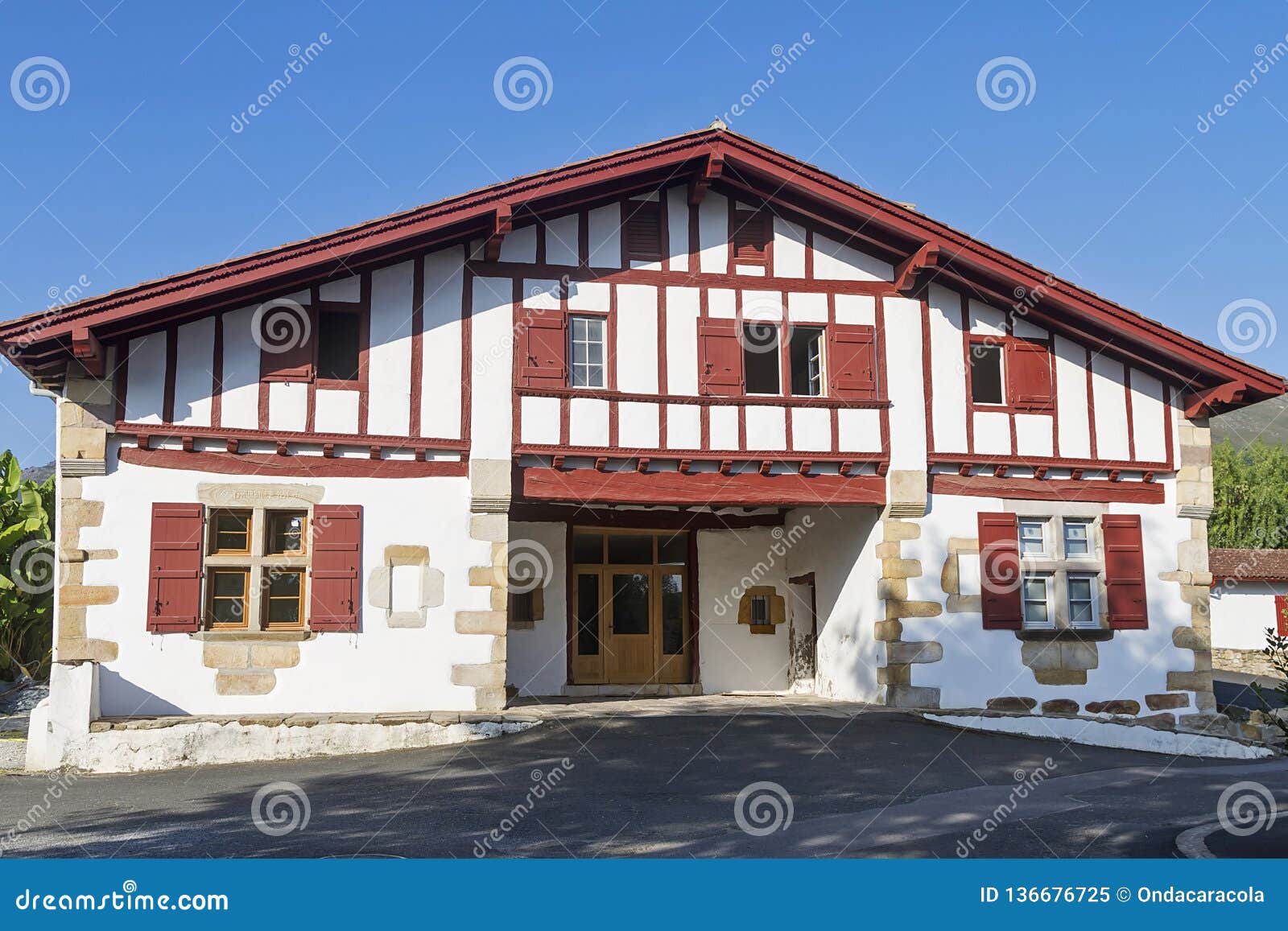 Pueblo del basque de Sare imagen de archivo. Imagen de historia - 136676725