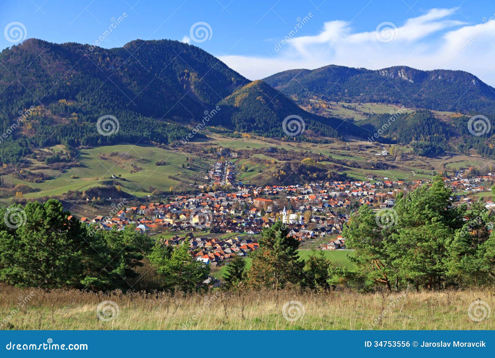 Pueblo Likavka foto de archivo. Imagen de salvaje, eslovaquia - 34753556