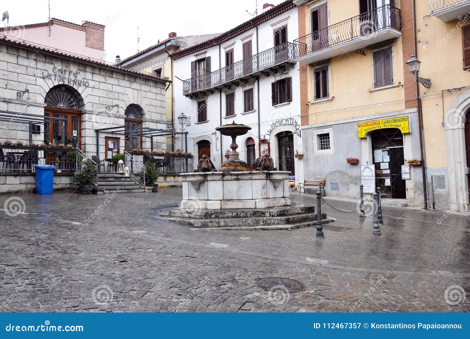 Pueblo Medieval De Agnone En Italia Fotografía editorial - Imagen de ...