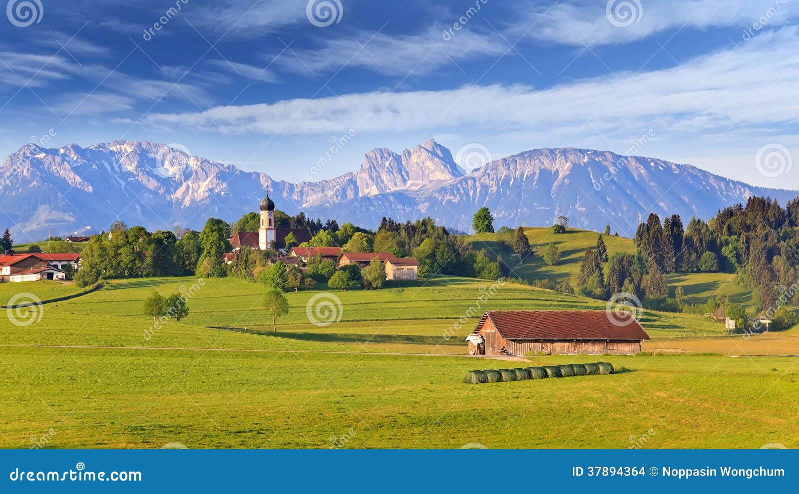 Pueblo rural foto de archivo. Imagen de campo, aldea - 37894364