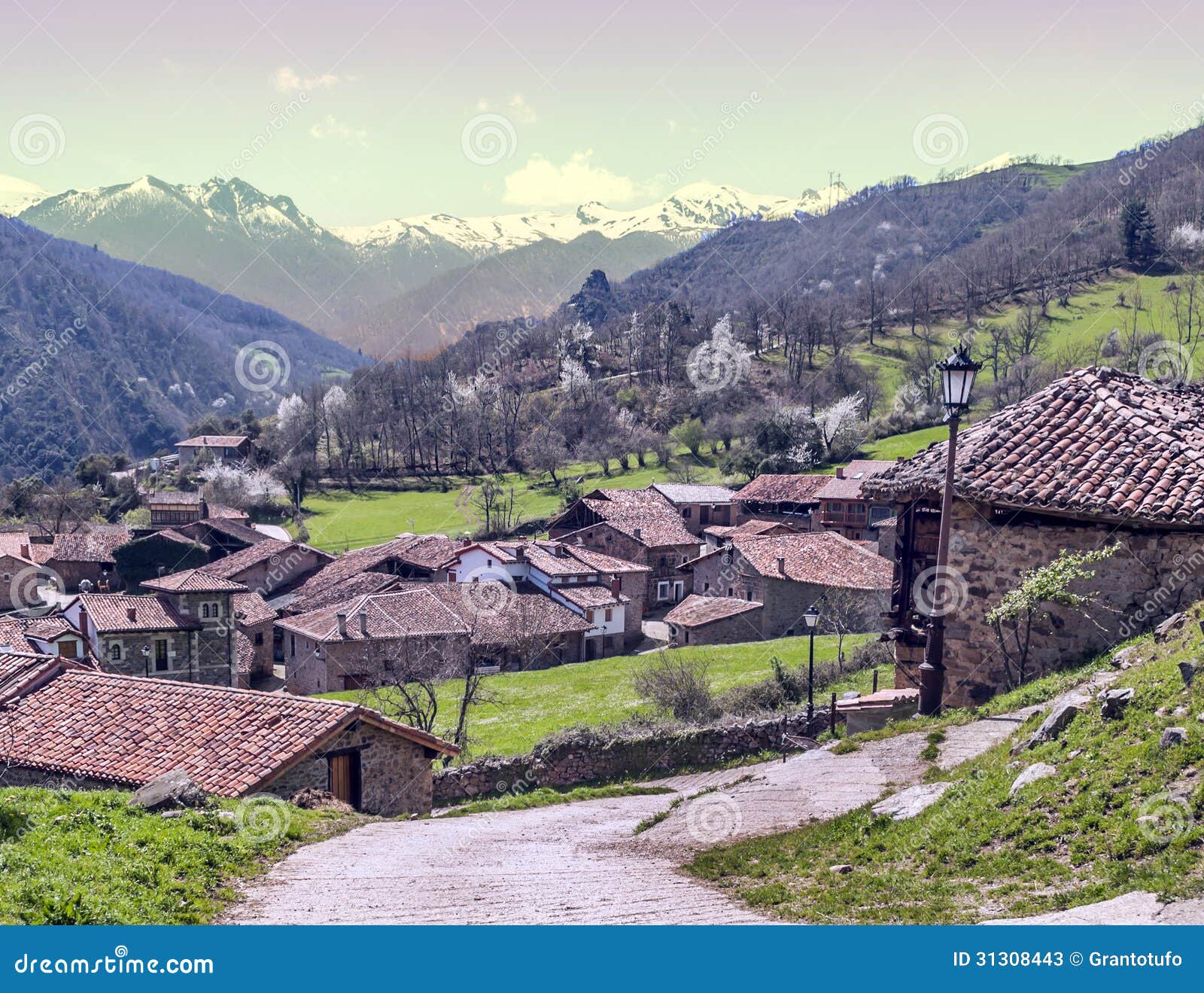 Pueblo rural de Mogrovejo imagen de archivo. Imagen de hermoso - 31308443