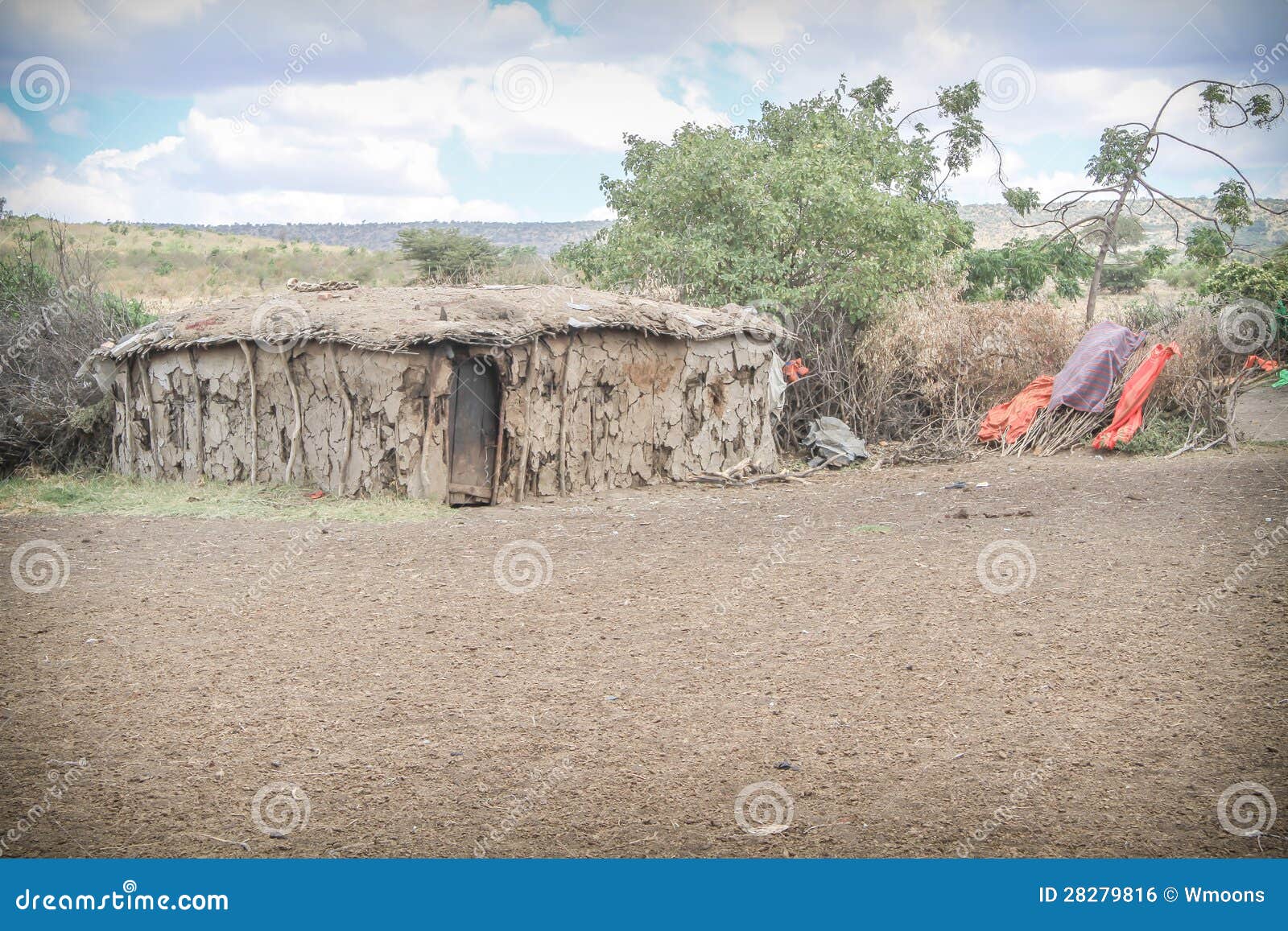 Pueblo Tradicional Del Masai Foto de archivo - Imagen de aldea, paisaje ...