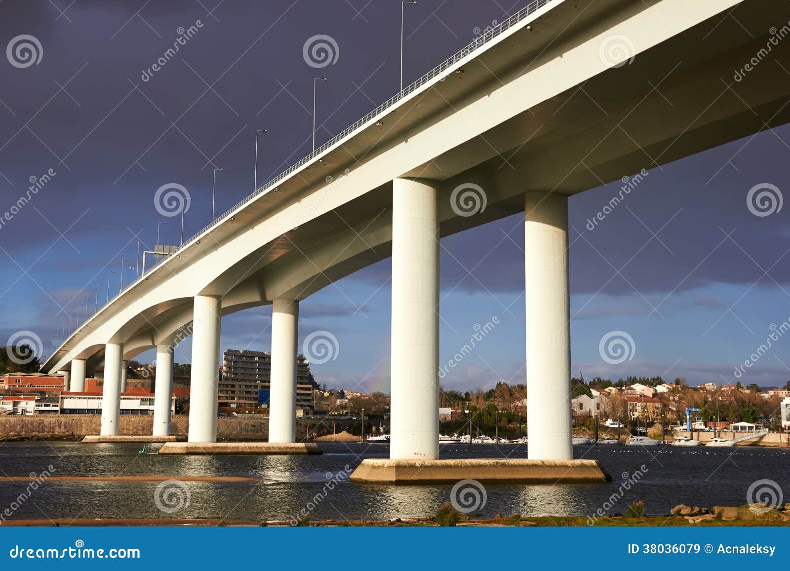 Puente Concreto Alto Y Largo Imagen de archivo - Imagen de forma ...