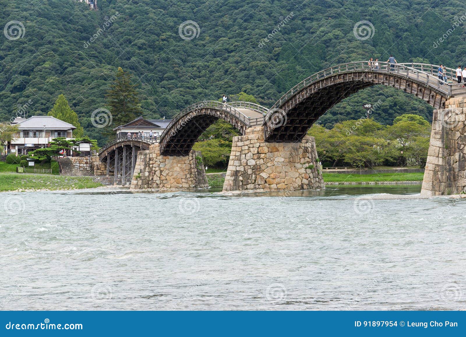 Puente de Kintai imagen de archivo editorial. Imagen de turista - 91897954