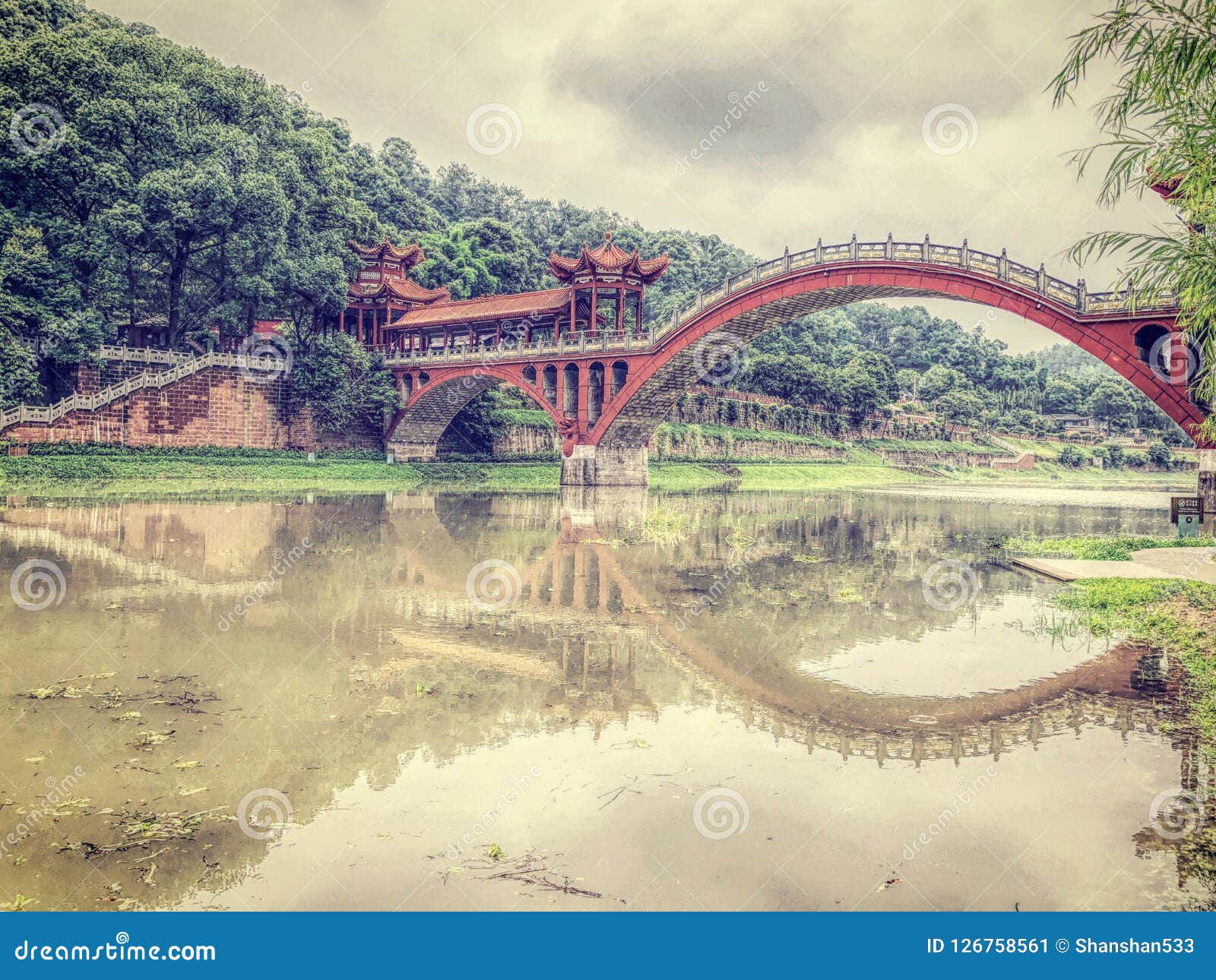 Puente de Leshan Haoshang imagen de archivo. Imagen de buda - 126758561